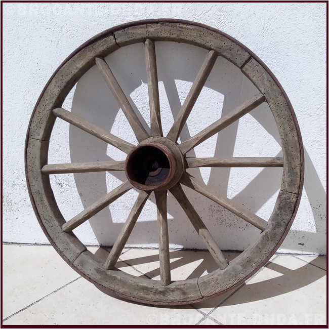 Ancienne roue de charrette - D'Hier & D'Aujourd'hui