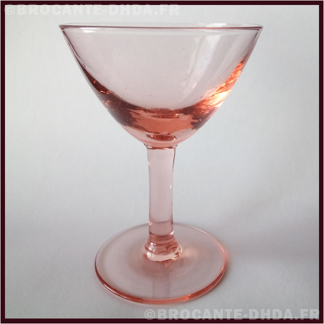 Suite de 4 verres anciens en verre rose - D'Hier & D'Aujourd'hui
